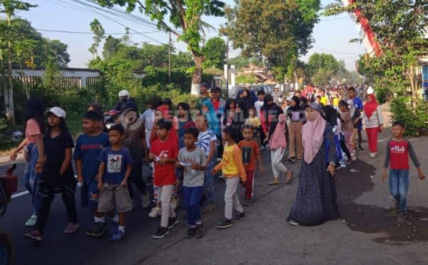 Semarak HUT Kemerdekaan RI Ke-77, Warga Rowotamtu -Jember Gelar Jalan ...