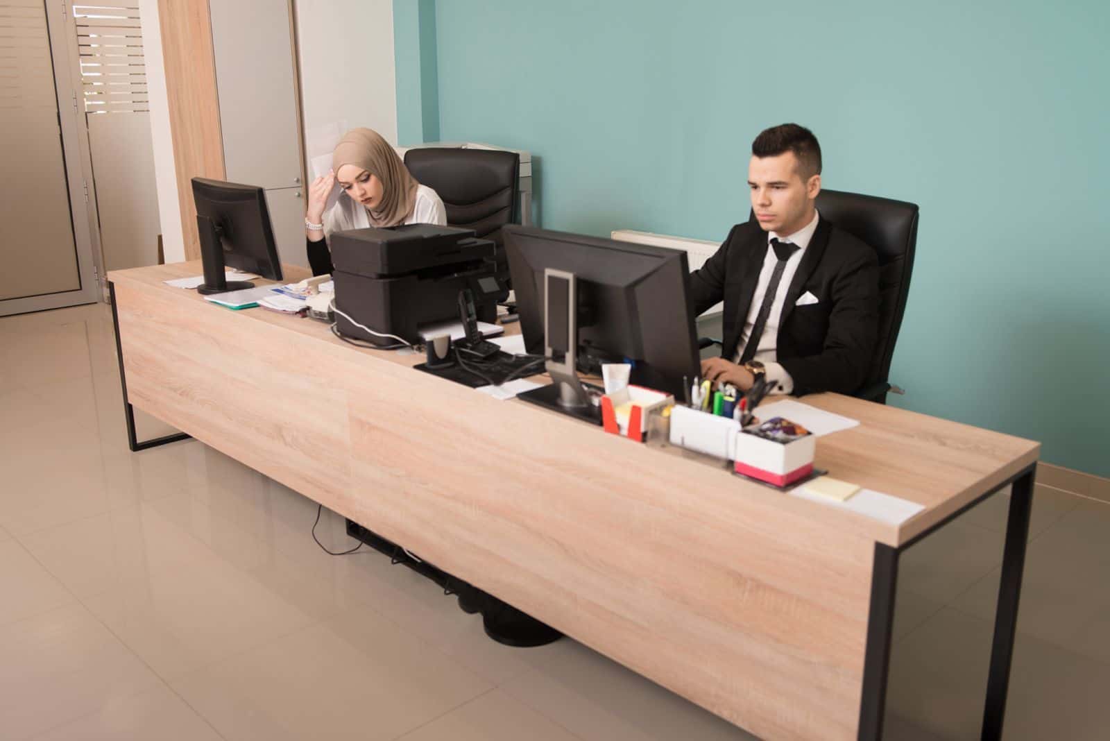 Front Desk Adalah Pintu Pertama Perusahaan: Fungsi, Peran, dan Contoh ...